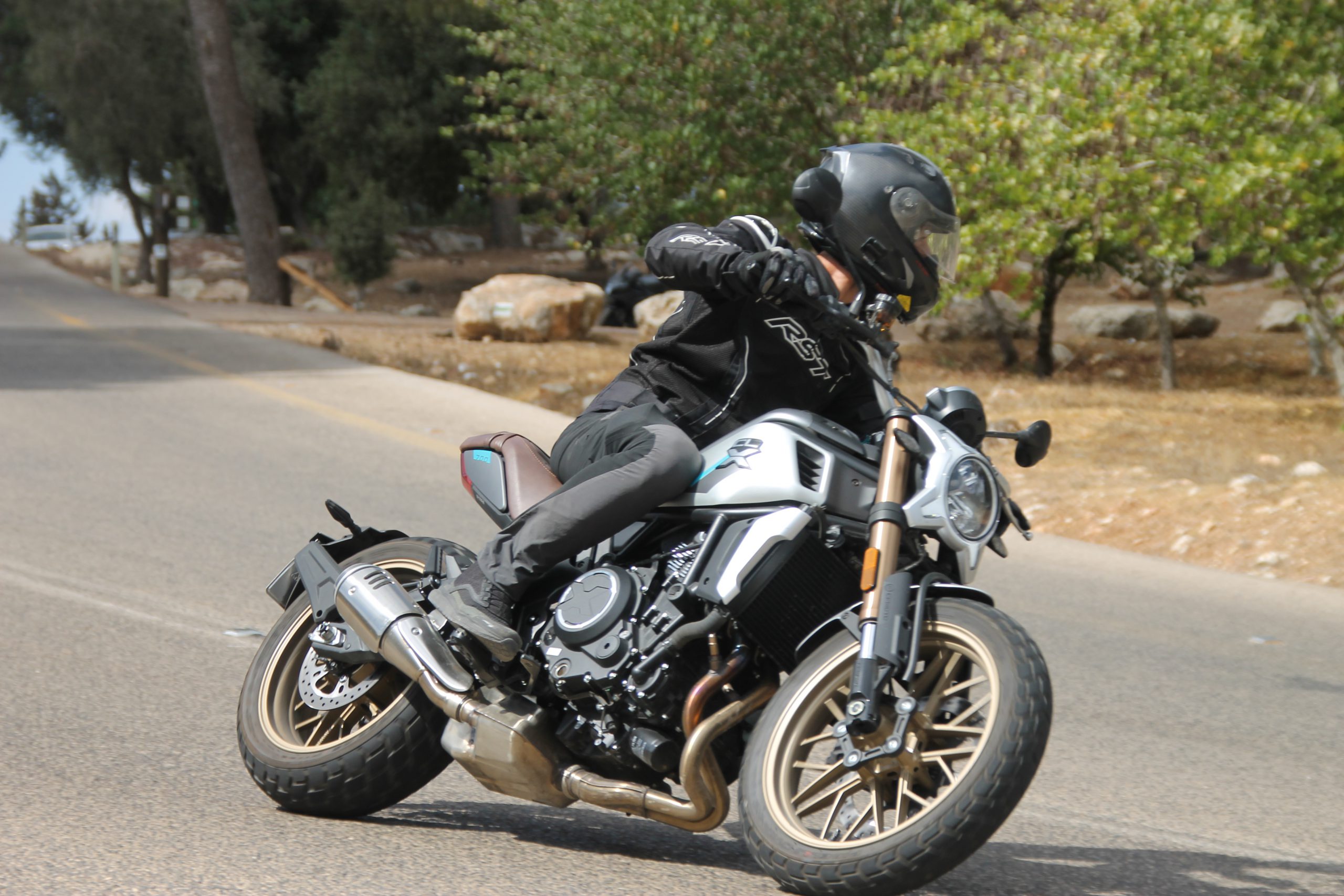 CF מוטו 700CLX A1במבחן דרכים | TheDoo